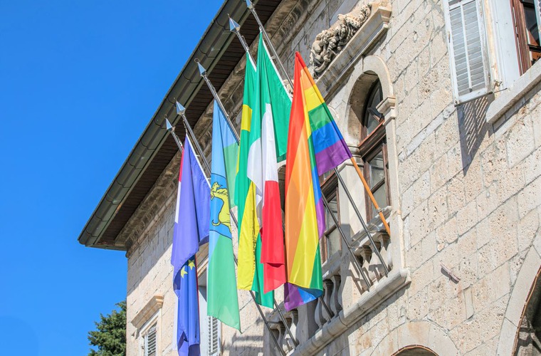 Na Komunalnoj palači i ove godine zastava duginih boja | Grad Pula