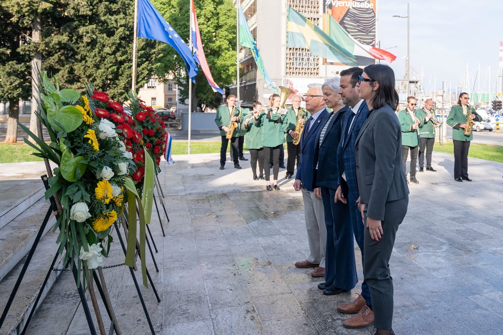 Položeni vijenci na spomen obilježja u povodu Dana Grada i 77 ...