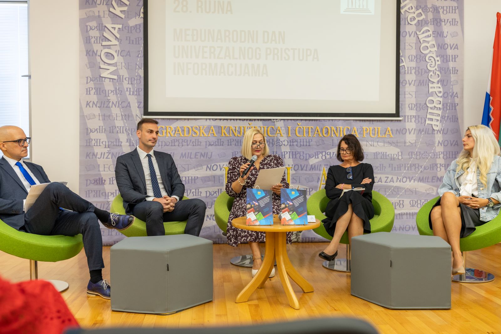 Predstavljen zbornik radova u izdanju pulske gradske knjižnice i održana panel rasprava o ...